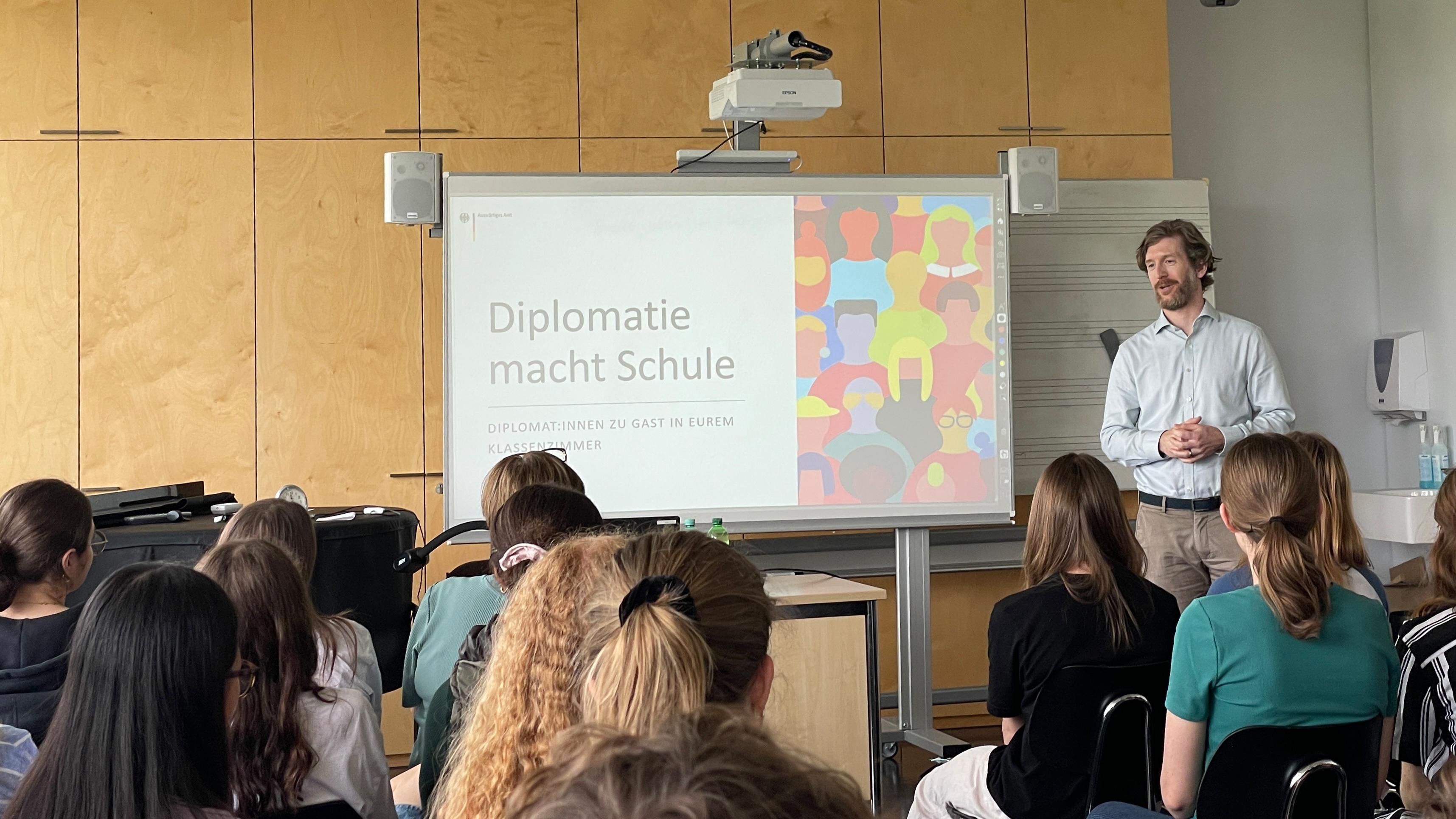 Diplomatie macht Schule – Philip Marsden zu Gast am MSG